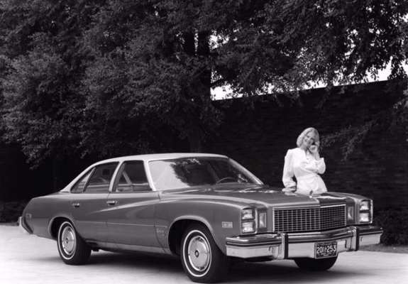 Photos of Buick Century Custom Sedan 1976