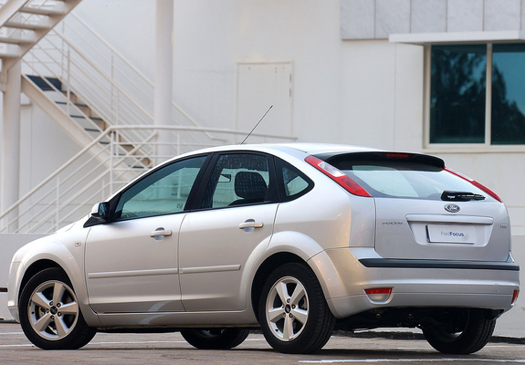 Ford Focus 5-door ZA-spec 2005–06 images