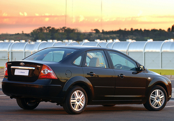 Ford Focus Sedan ZA-spec 2005–06 pictures