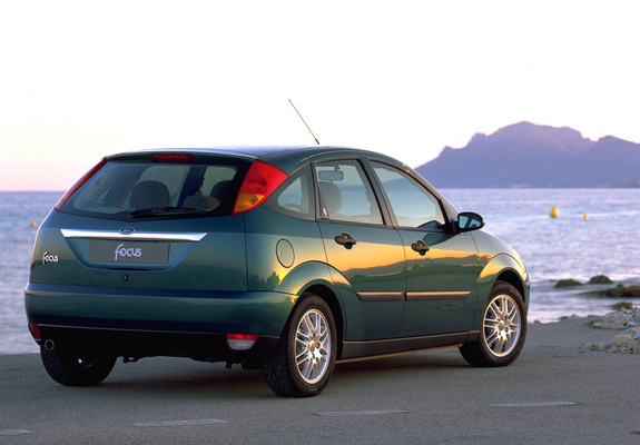 Photos of Ford Focus Ghia 5-door 1998–2001