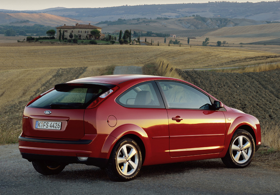 Photos of Ford Focus 3-door 2004–08
