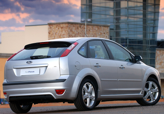 Pictures of Ford Focus 5-door ZA-spec 2005–06
