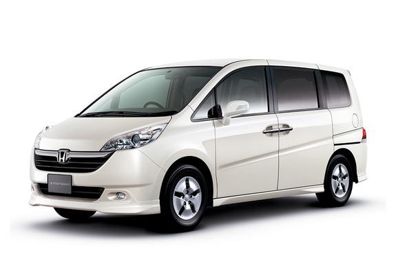 Photos of Honda Stepwgn (RG) 2005–07