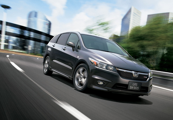 Photos of Honda Stream RSZ (RN6) 2006–09