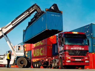 Mercedes-Benz Actros 2543 UK-spec (MP1) 1997–2002 wallpapers