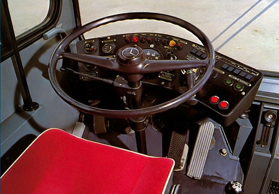 Photos of Mercedes-Benz O305 1968–87