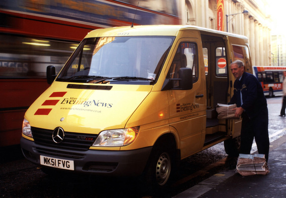 Photos of Mercedes-Benz Sprinter Van UK-spec 2000–06