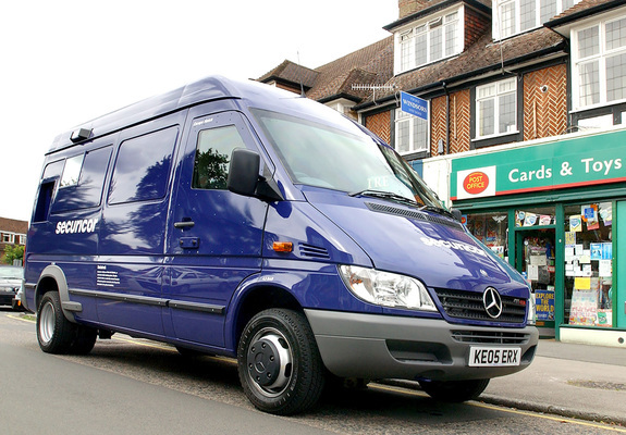 Photos of Mercedes-Benz Sprinter Securicor Van UK-spec 2002–06