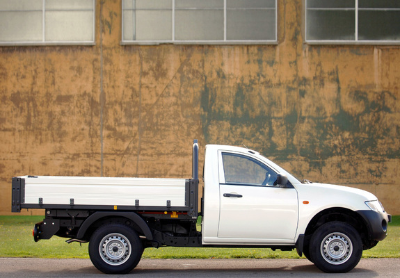 Images of Mitsubishi L200 Tipper UK-spec 2006–10