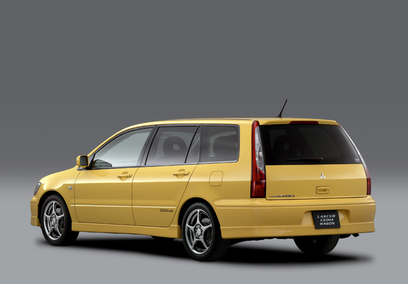 Images of Mitsubishi Lancer Cedia Wagon 2000–03