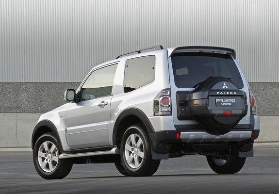 Mitsubishi Pajero 3-door AU-spec 2006–11 photos