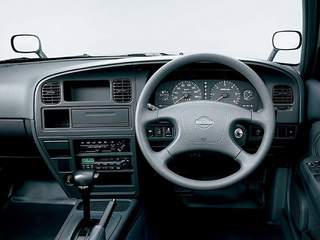 Photos of Nissan Crew 1993–2009
