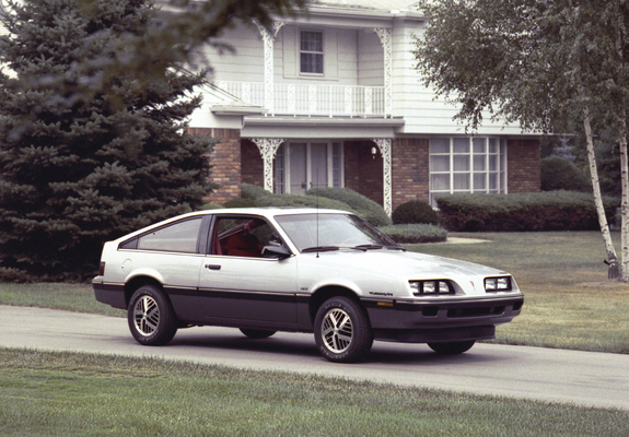 Pontiac Sunbird SE Hatchback Coupe 1985 pictures