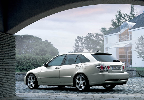 Pictures of Toyota Altezza Gita AS300 (JCE10W) 2001–05