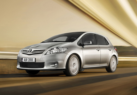 Toyota Auris 5-door 2010–12 photos