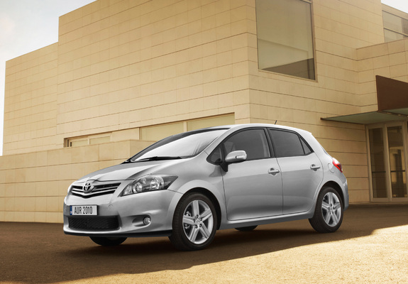 Toyota Auris 5-door 2010–12 pictures