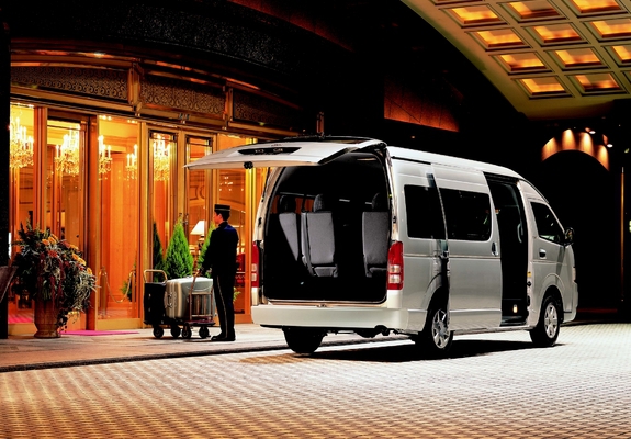 Toyota Hiace Combi High Roof 2004–10 wallpapers