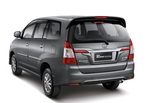 Toyota Kijang Innova 2013 photos