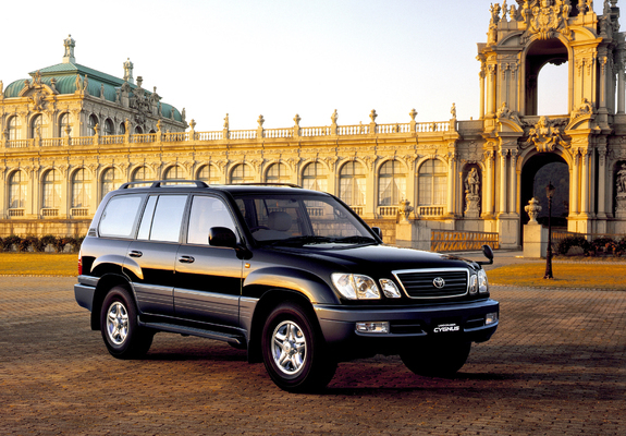 Toyota Land Cruiser Cygnus (UZJ100W) 1998–2003 images