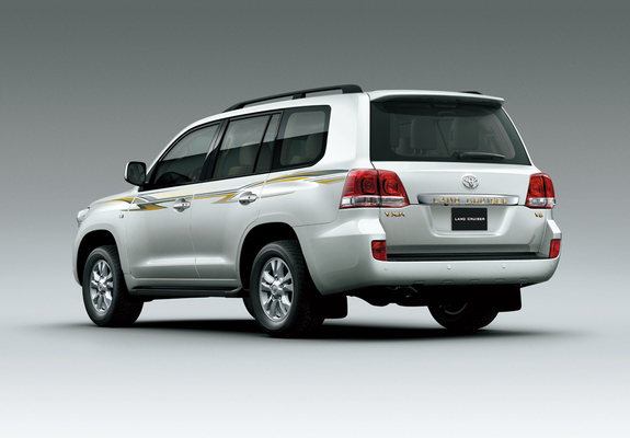 Toyota Land Cruiser 200 VX-R UAE-spec (UZJ200) 2007–10 wallpapers