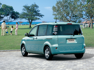 Toyota Sienta wallpapers