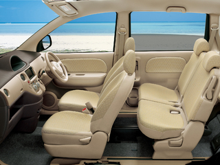 Toyota Sienta wallpapers