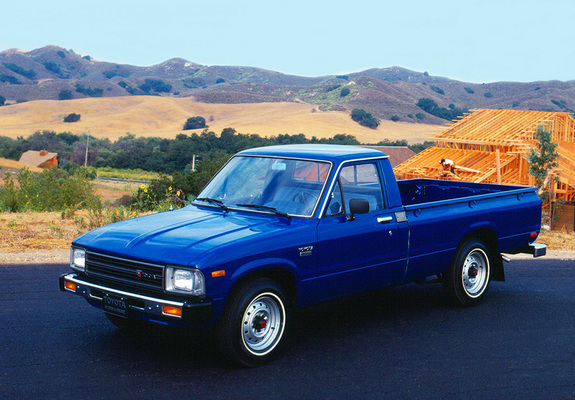 Toyota Deluxe Long Truck 2WD (RN44) 1982–83 pictures